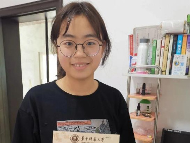 One-handed girl overcomes disability, inspires others