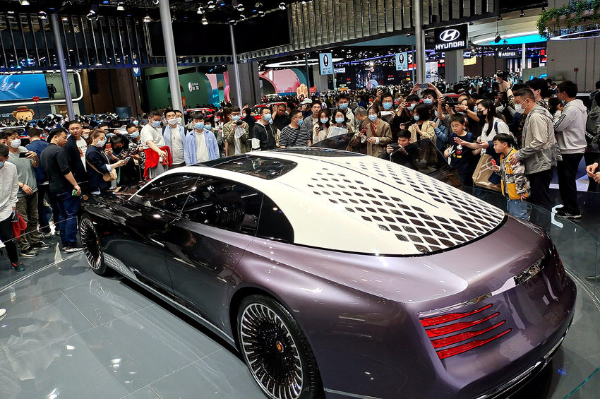 Int'l carmakers unveil new models at Shanghai auto show