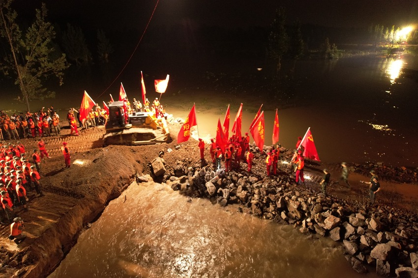 Blocking breach of river embankment in 70 hours