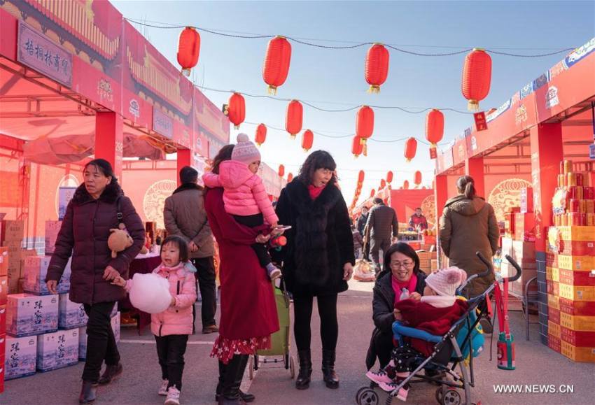 People visit market for Spring Festival shopping in N China's Hebei