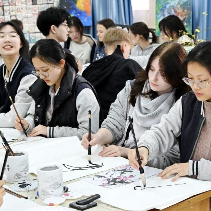 German, Chinese students unite in Chinese painting at Qingdao No. 9 ...