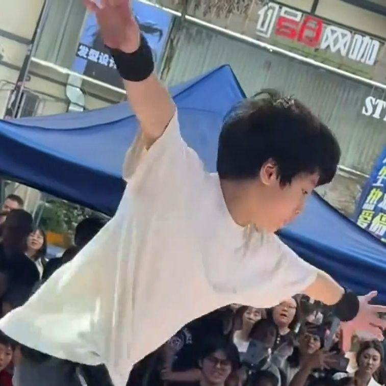 B-boy wonder wows Chongqing crowd