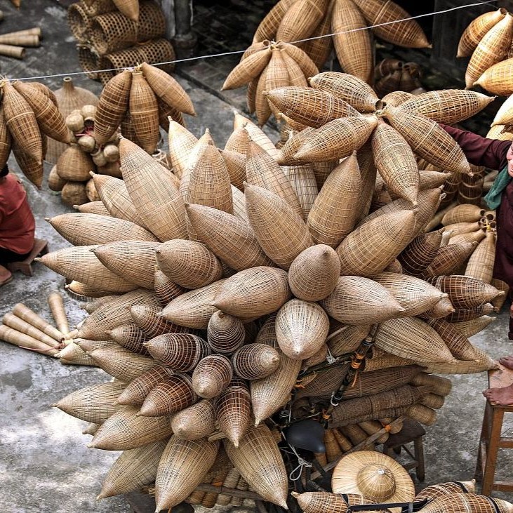 Vietnamese artisans showcase traditional bamboo weaving handicraft