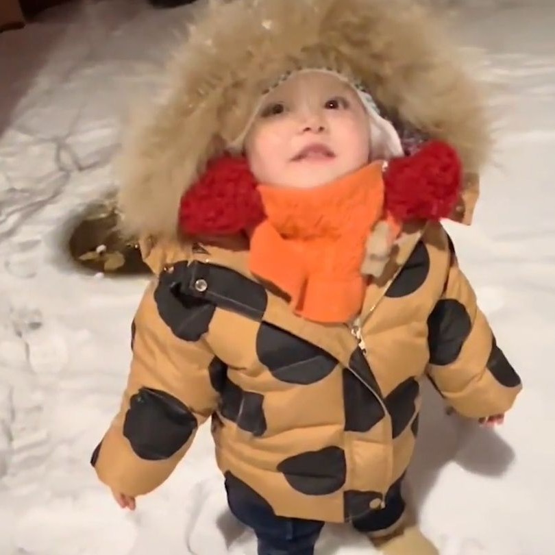Kid wows when seeing snow for the first time