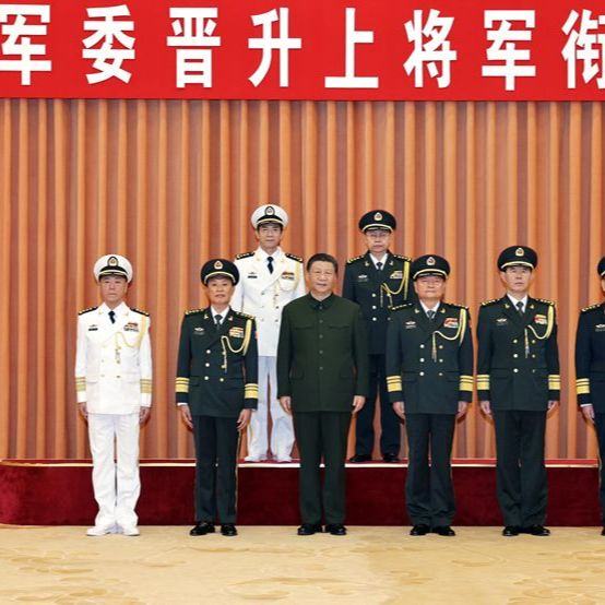 Xi presents order to promote military officers to rank of general