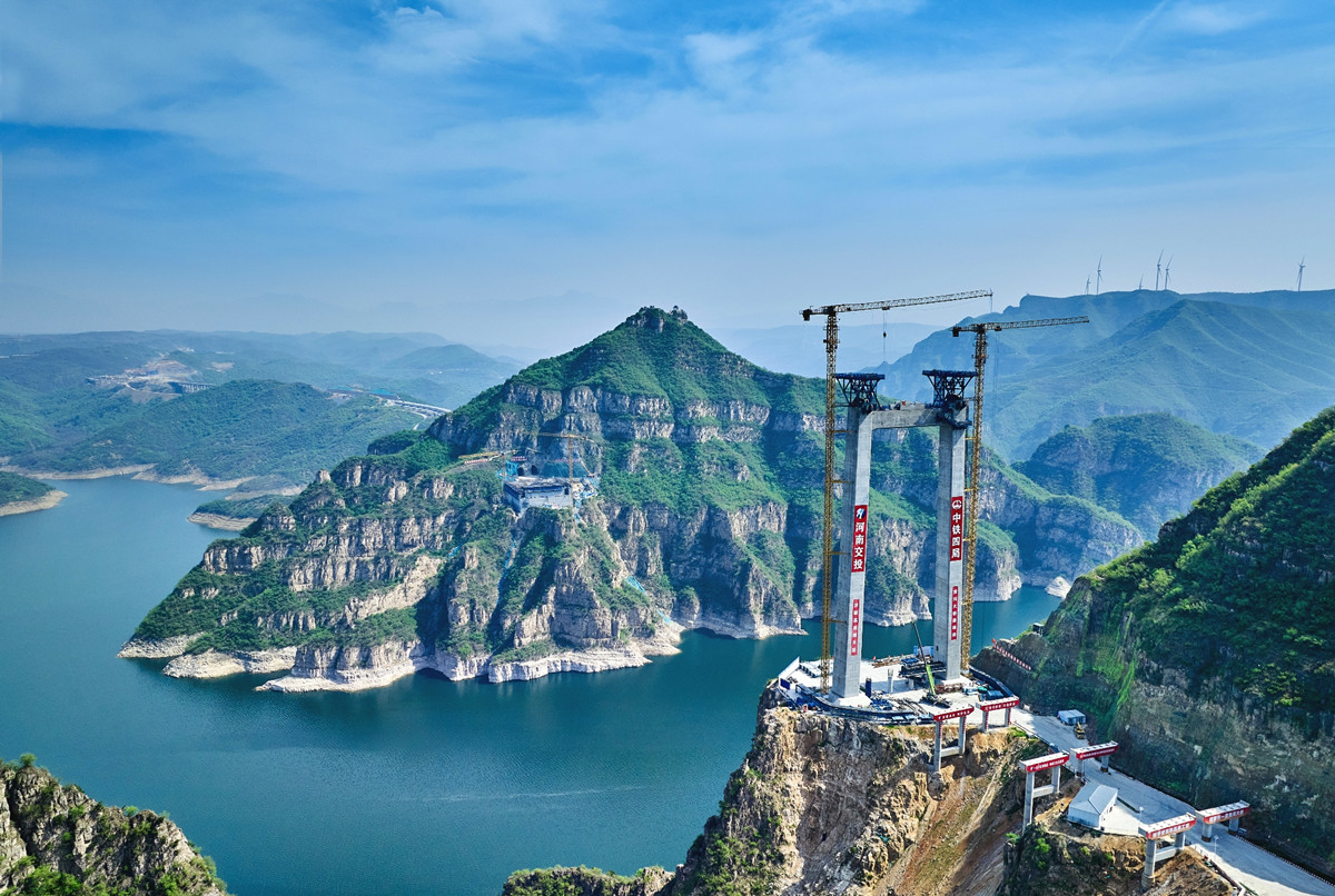 Construction of Yellow River Three Gorges bridge underway