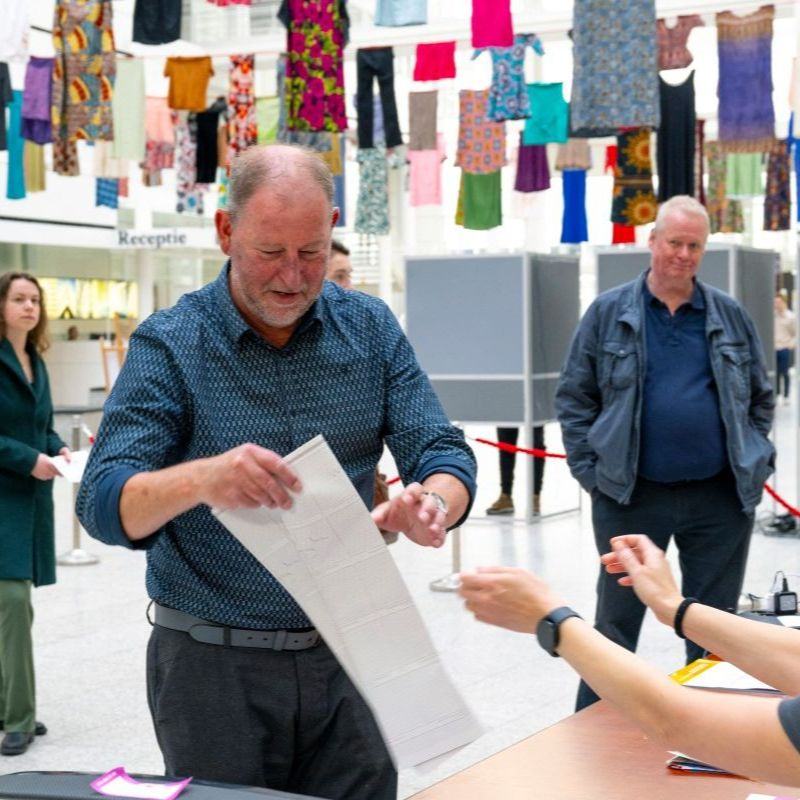 EU vote opens with Dutch far-right putting immigration on ballot