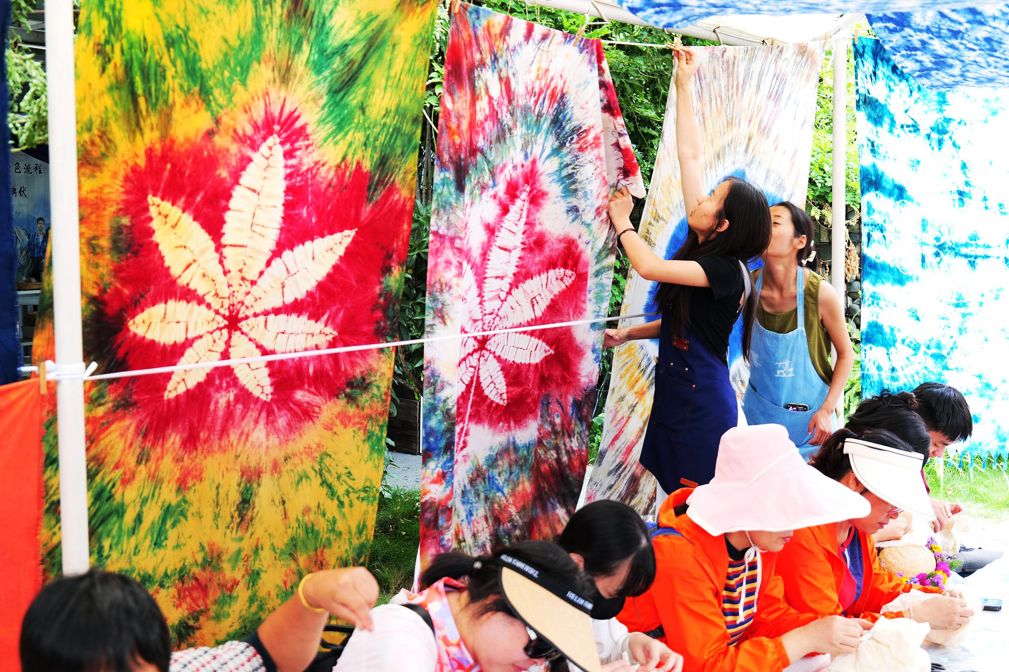 Dali's traditional tie-dyeing attracts tourists to try their hand