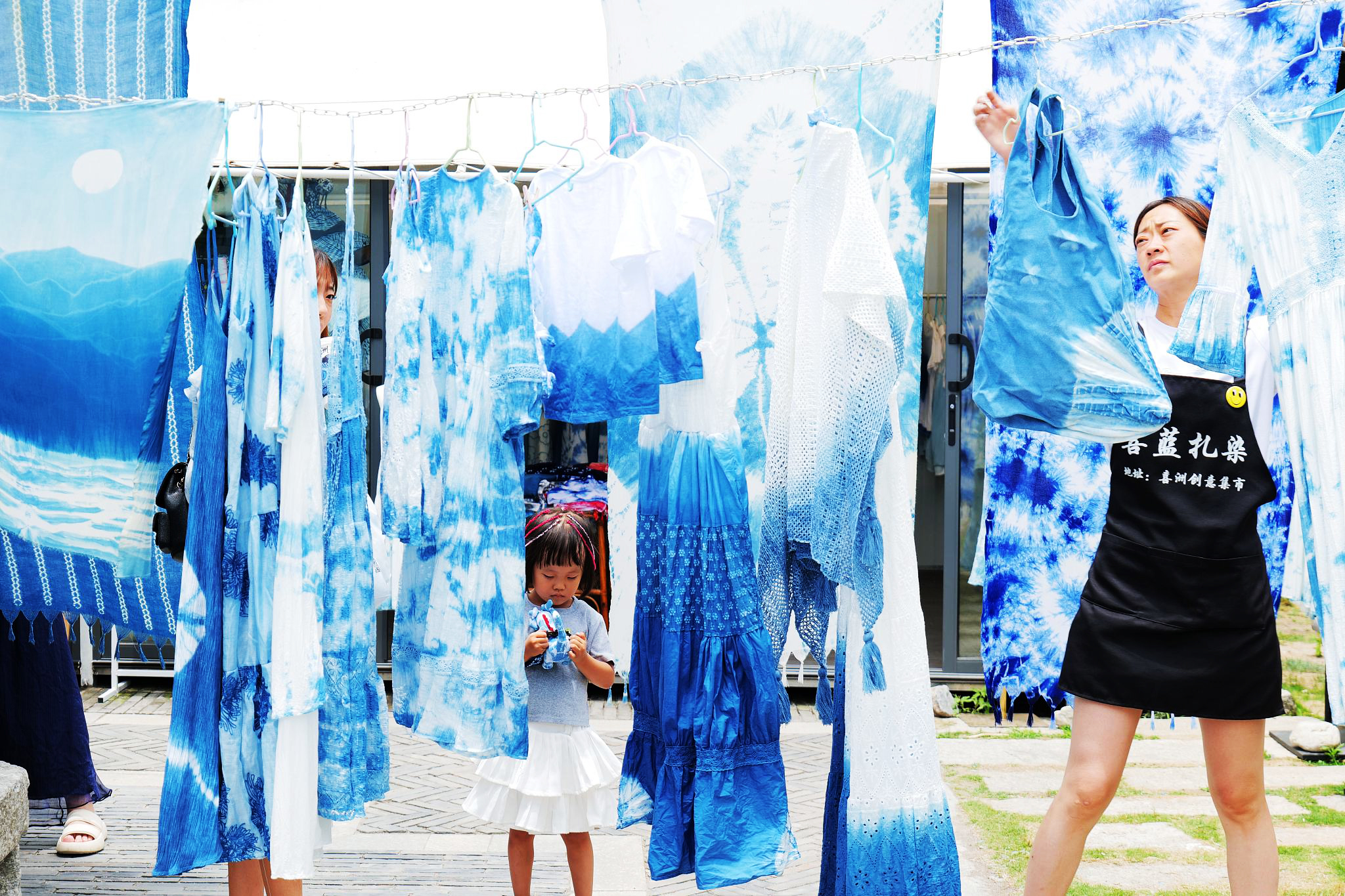 Dali's traditional tie-dyeing attracts tourists to try their hand