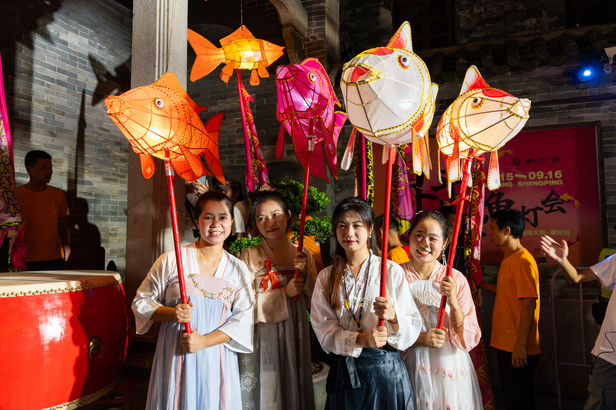 Foshan streets burst into life for Daliang Fish Lantern Festival