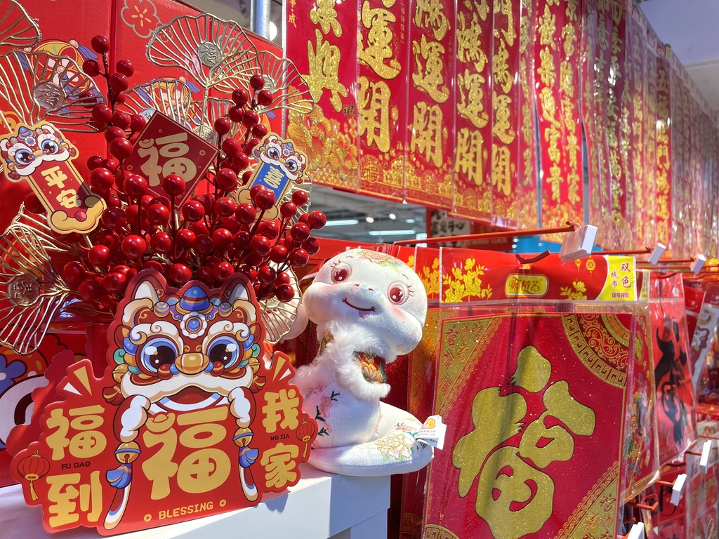 Chinese New Year atmosphere grows stronger ahead of celebrations