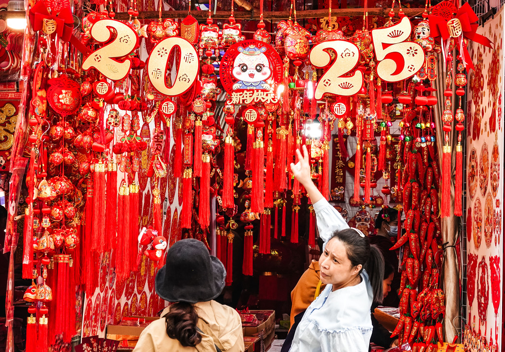 Chinese New Year atmosphere grows stronger ahead of celebrations