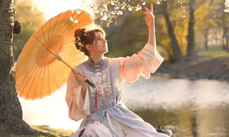 Each piece of hanfu that crosses the ocean is a cultural messenger ...