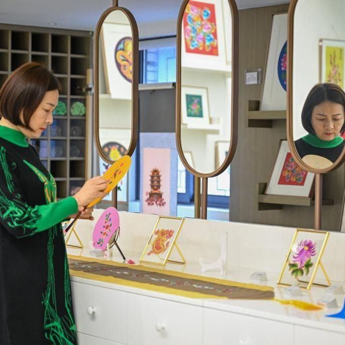 Inheritor of Han embroidery in China's Hubei