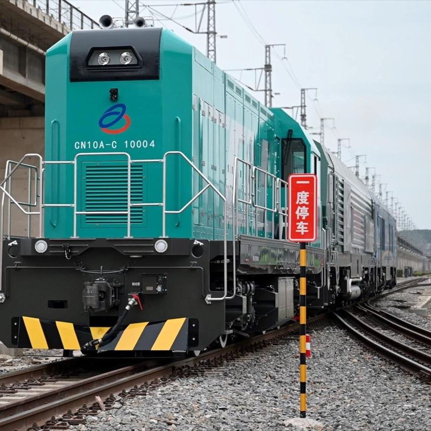 China's first 1,000-kW battery-powered locomotives rolled out in Dalian