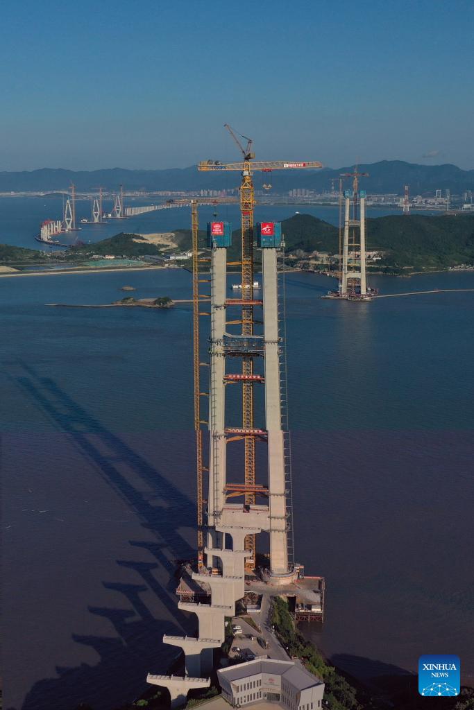 East main tower of Shuangyumen super major bridge witnesses topping-out ...