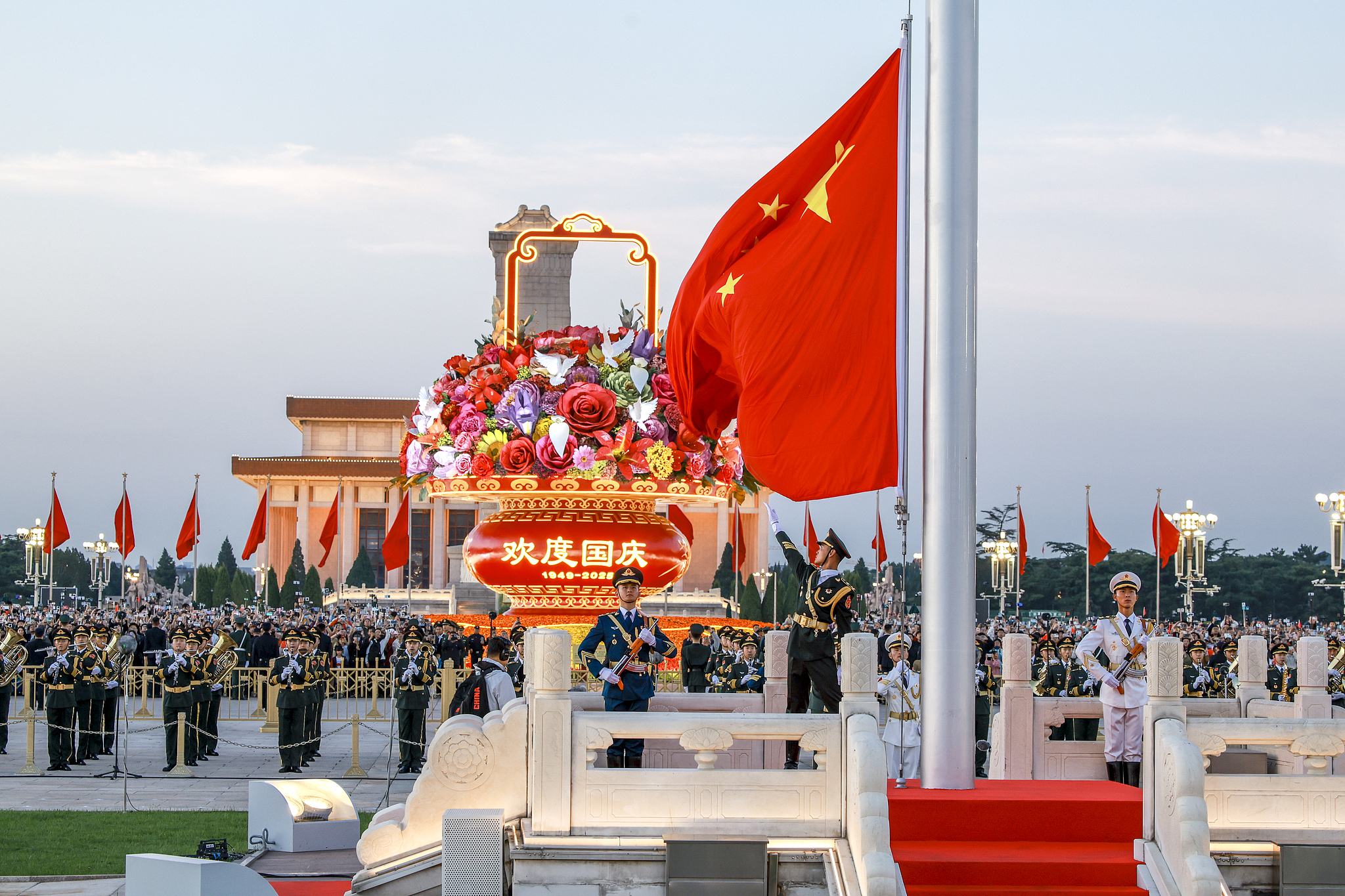 In pics: Chinese celebrate 76th anniversary of PRC's founding