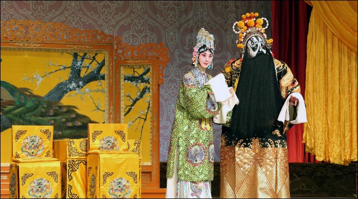 US students visit Shanghai to learn Peking Opera
